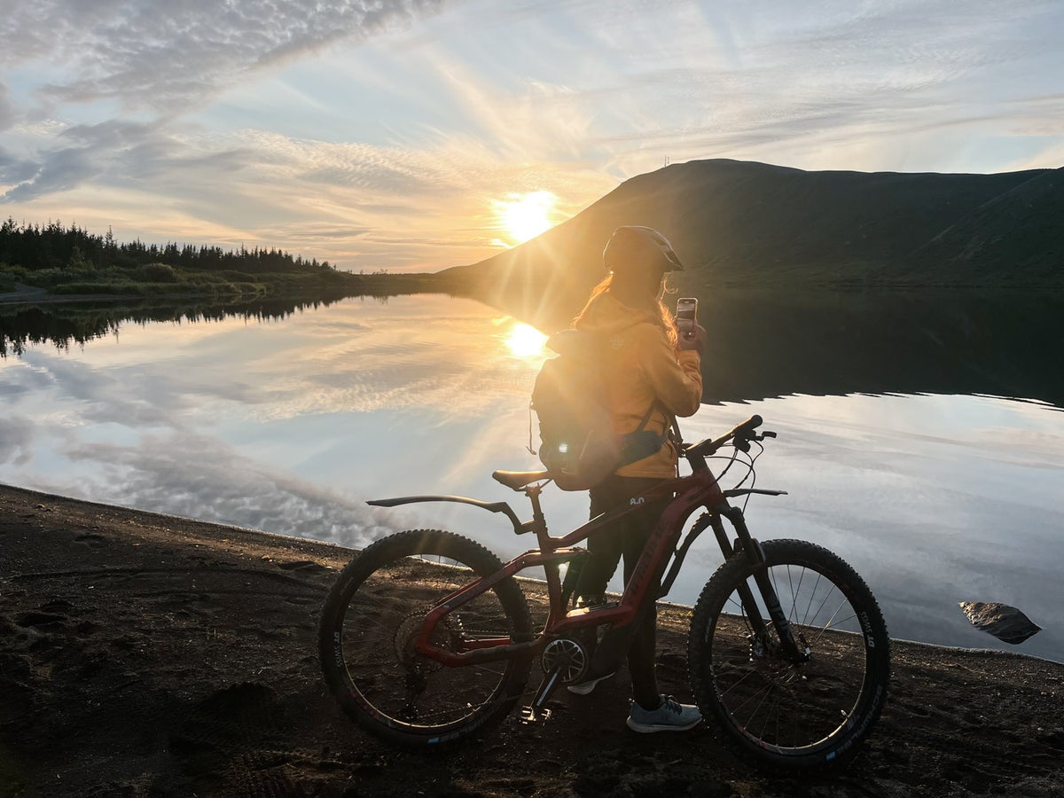 家族で楽しめる！フーサヴィーク山で1時間のeバイクツアー | Guide to Iceland