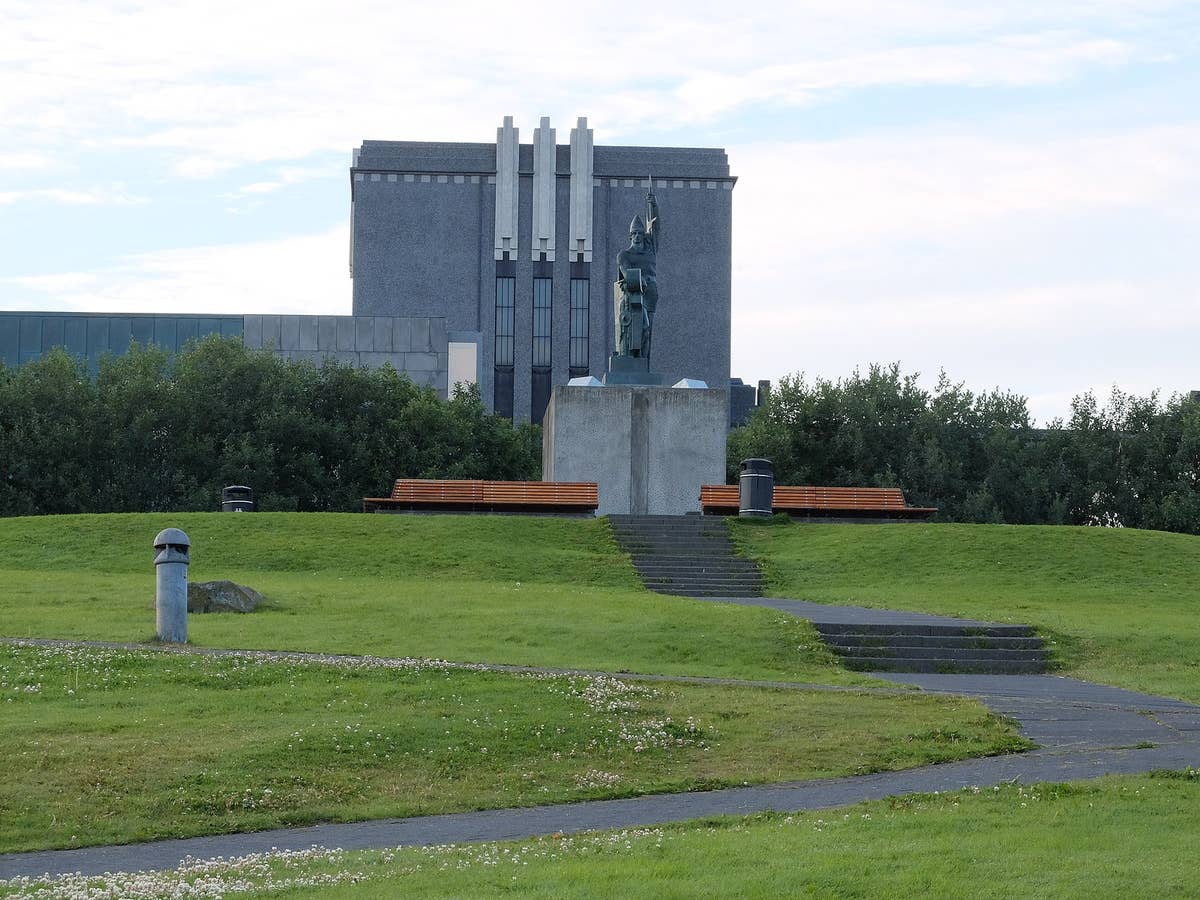 Arnarhóll Travel Guide | Guide to Iceland