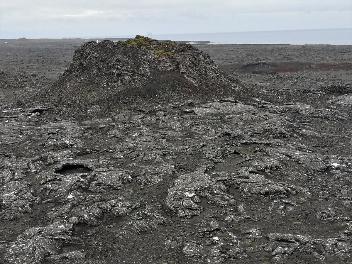 Stampar Crater Row Travel Guide | Guide to Iceland