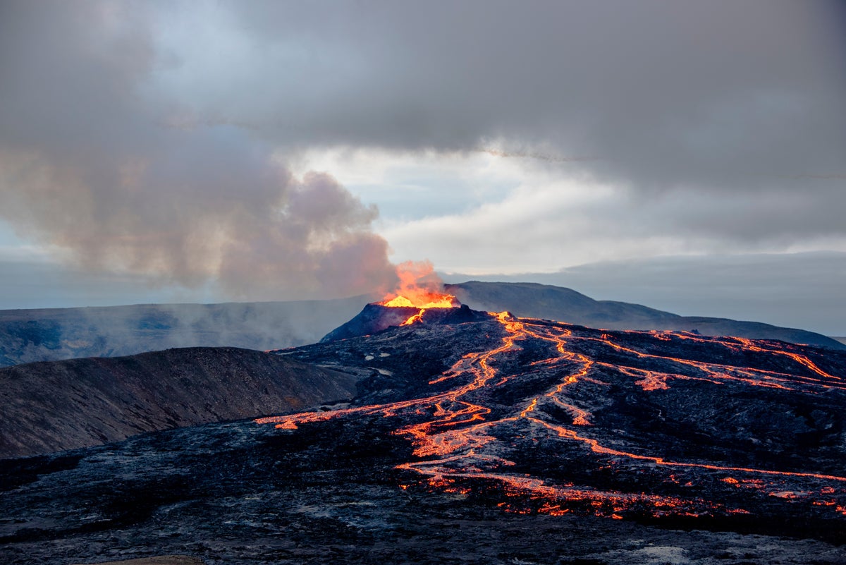 Stampar Crater Row Travel Guide | Guide to Iceland